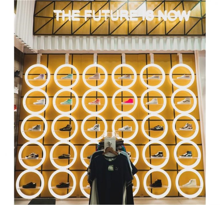 Ways to Present Shoes in a fashion store - Italian E-Learning Fashion ...