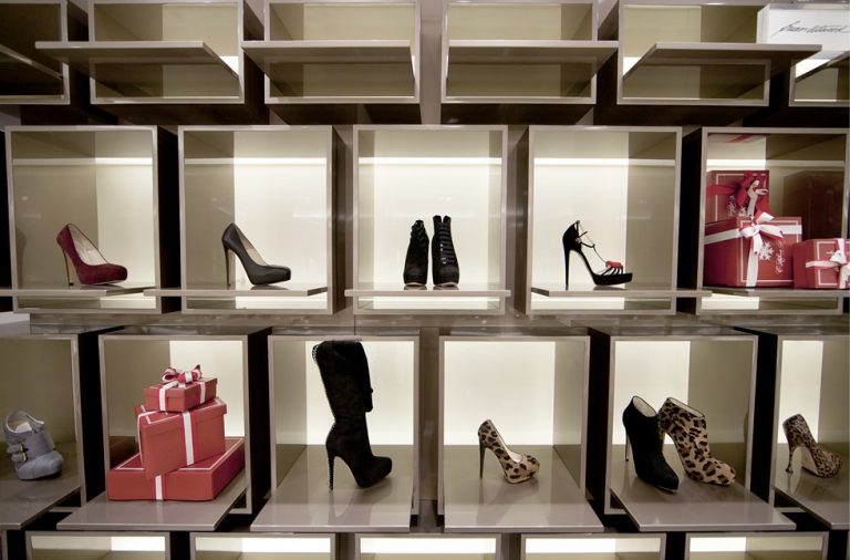 Ways to Present Shoes in a fashion store - Italian E-Learning Fashion ...